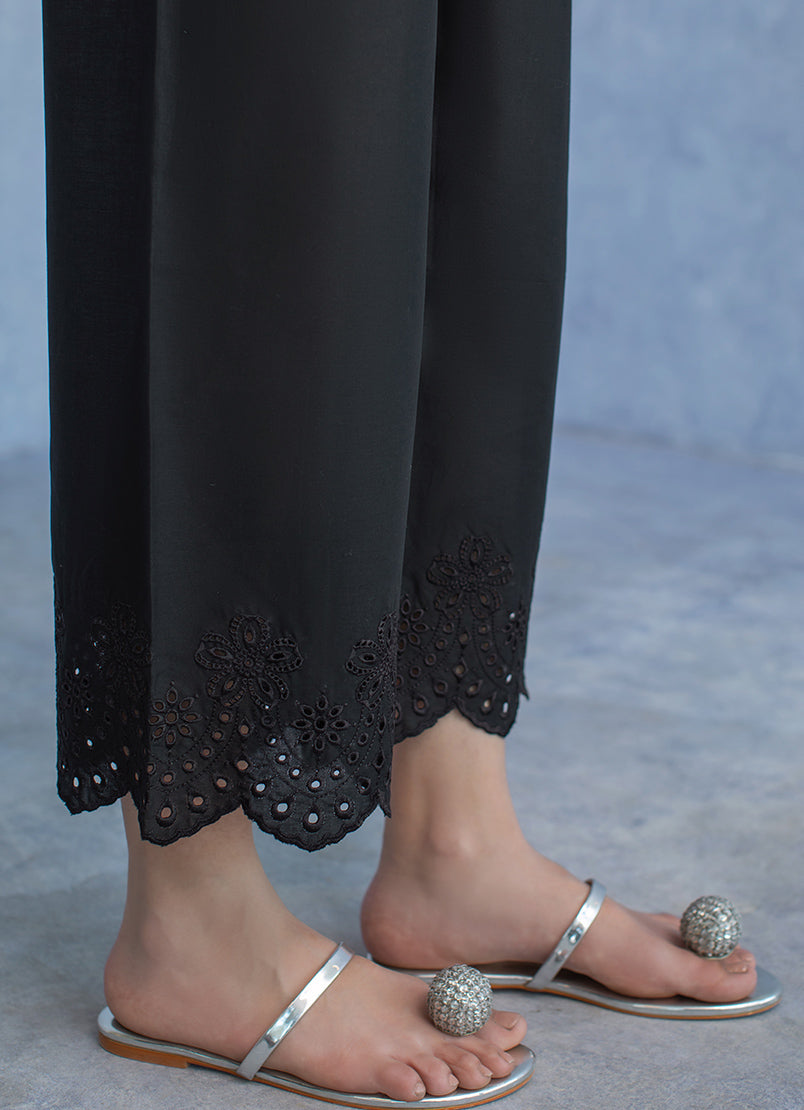 Black Cutwork Izaar – IMAGE UK